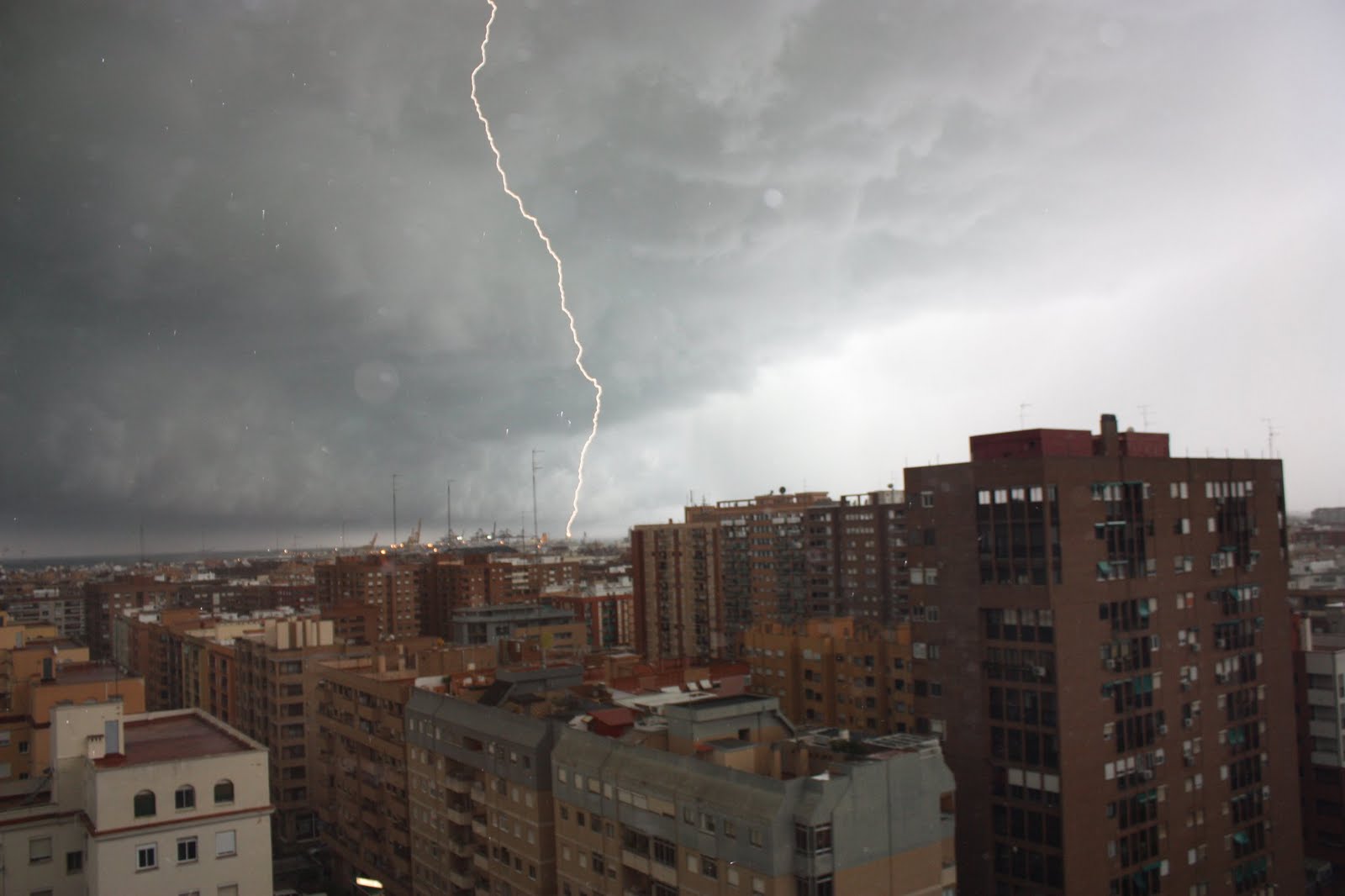 TiempoValencia: La línea de turbonada en Valencia. 7-5-2011