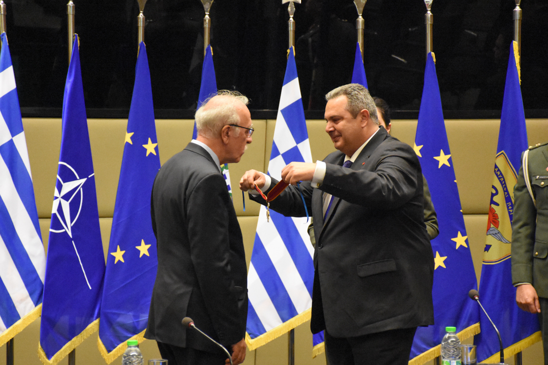 ΕΣΧΑΤΗ ΓΡΑΜΜΗ ΑΝΑΣΧΕΣΕΩΣ: ΥΠΕΡΡΕΑΛΙΣΤΙΚΟ... ΤΙ ΖΟΥΜΕ ΡΕ ΦΟΥΣΤΗ ΜΟΥ...