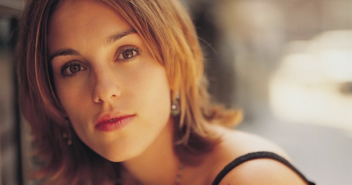 Amy Jo Johnson summary | Film Actresses