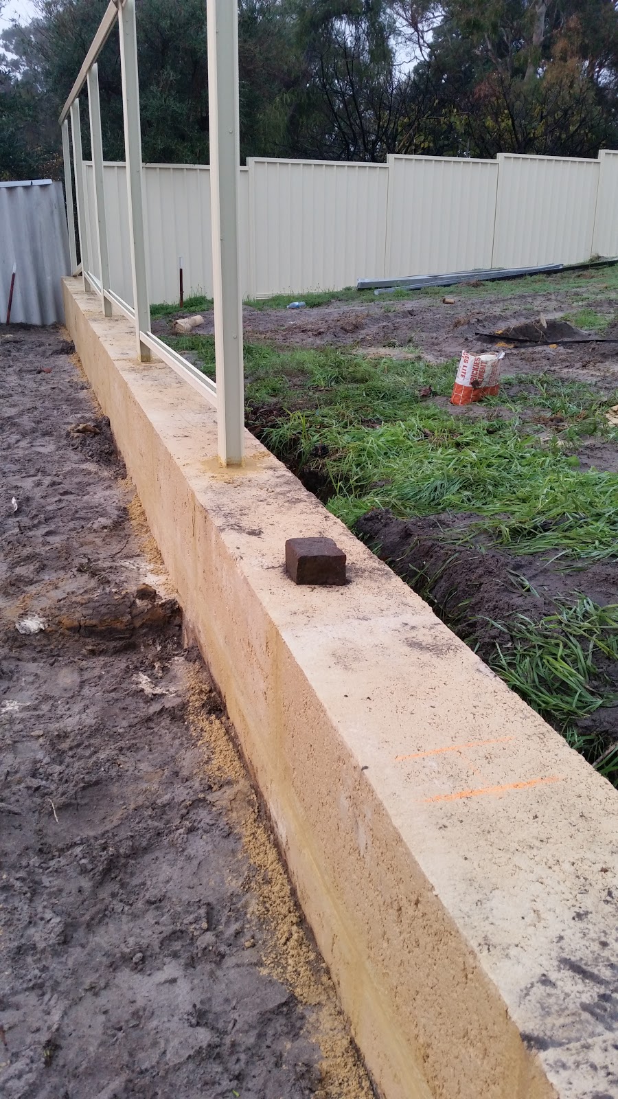 Jarrah Jungle: New Limestone Retaining Wall + Colorbond Fence