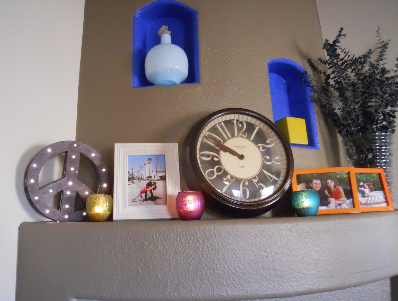 Corner Window Crafts: DIY Lighted Peace Sign