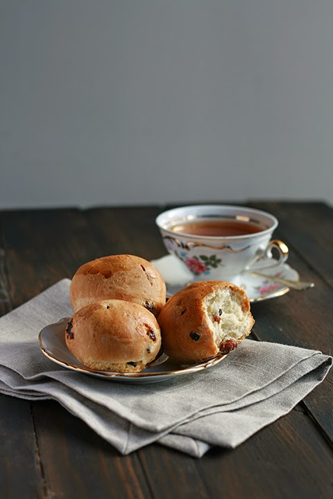 Sweet raisin buns flavored with cinnamon. / cookmegreek