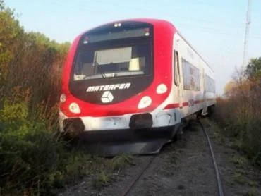 CRÓNICA FERROVIARIA: ENTRE RÍOS: DESCARRILÓ EL COCHE MOTOR MATERFER DE ...
