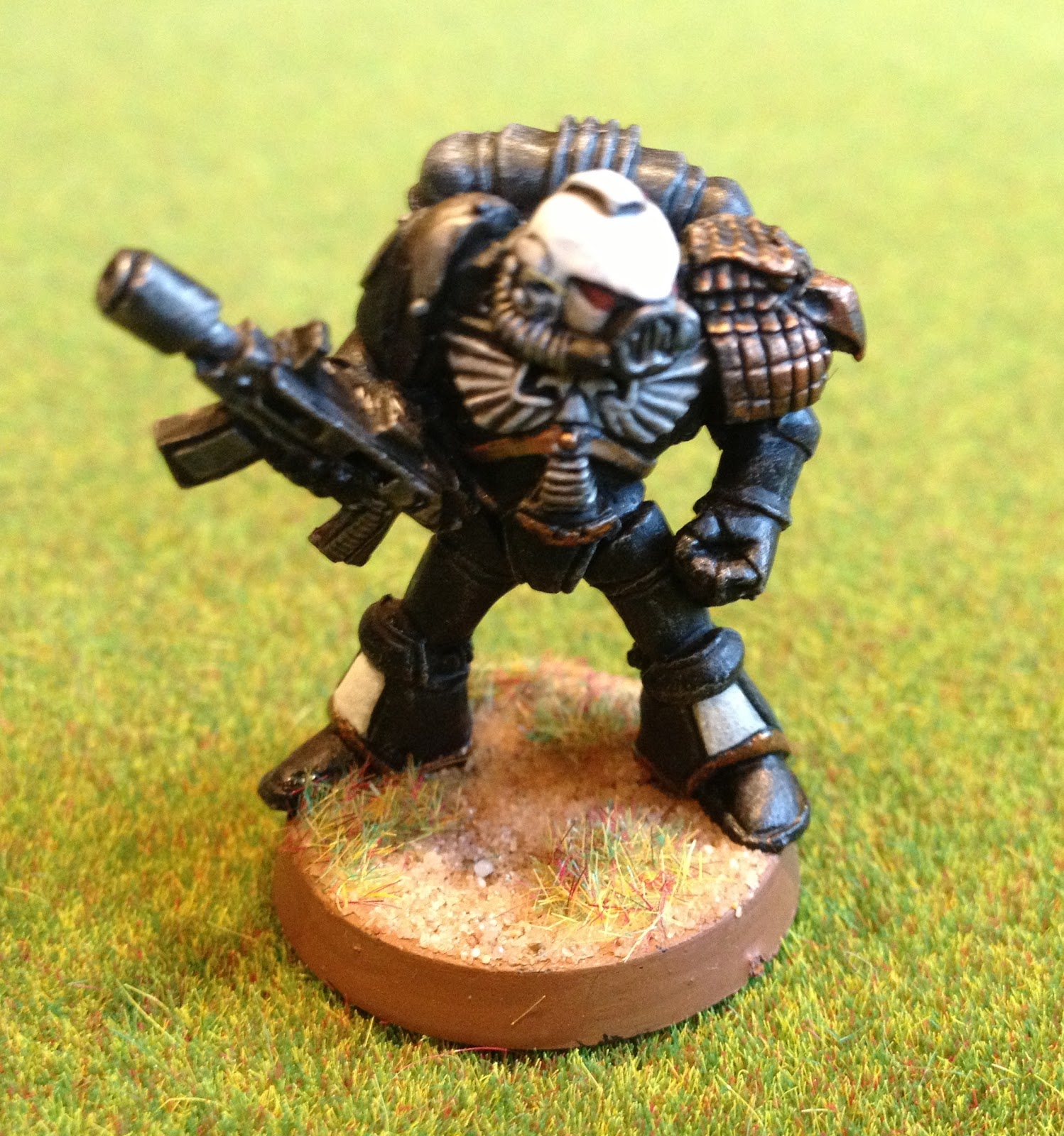 Hand of Junk: Death Eagle... and a quick way to paint black armour.