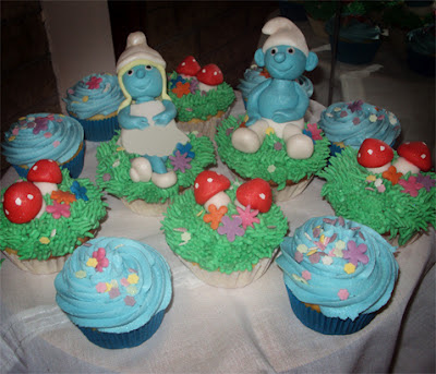 Delana's Cakes: Smurf Cupcakes!