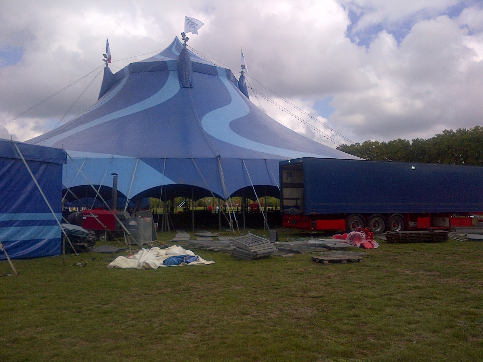 De tout et de rien: quelques images du plus grand chapiteau d'Europe