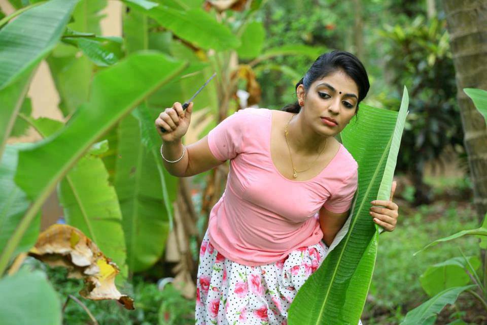 Tamil Kaama Kathaigal: Avarai Ninaichaalee Pundai Kasiyuthu.