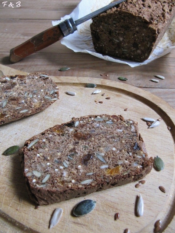 Pain noir aux fruits secs et graines