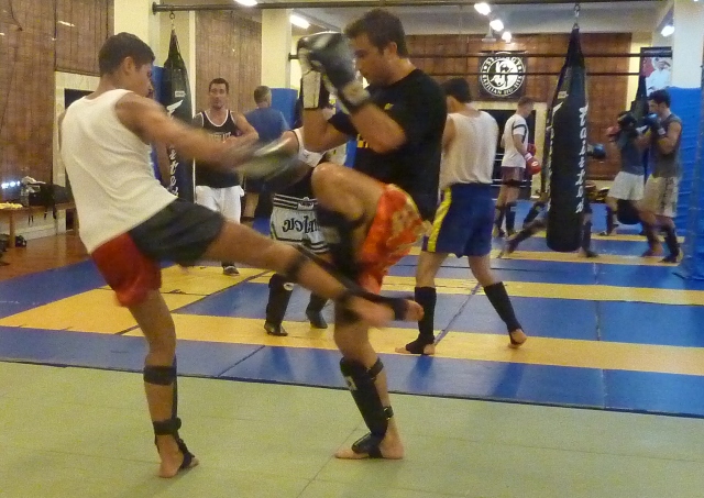 KICKBOXING-BALI: SPARRING AT DOJO AORA