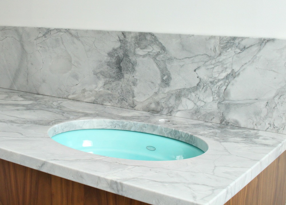Bathroom Update: Quartzite Counter and Aqua Sinks! | Dans le Lakehouse