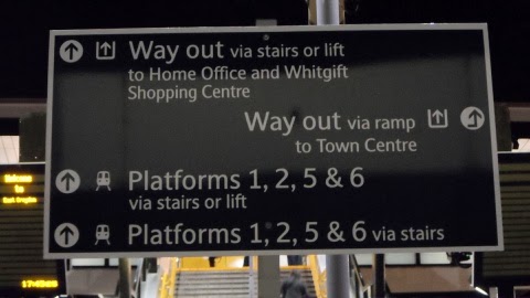 Railway Eye - the railway blog: Pointless signs - East Croydon