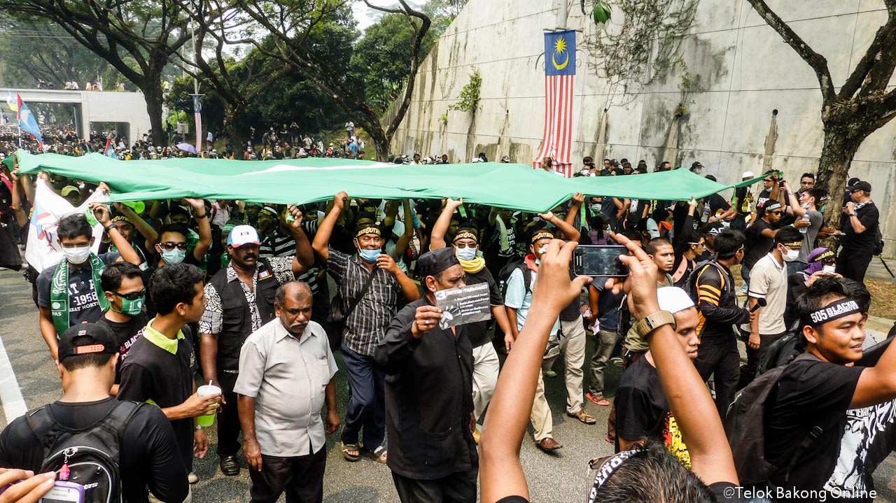 Telok Bakong Online: GAMBAR SEKITAR BLACKOUT 505 DI PADANG MERBOK KUALA ...