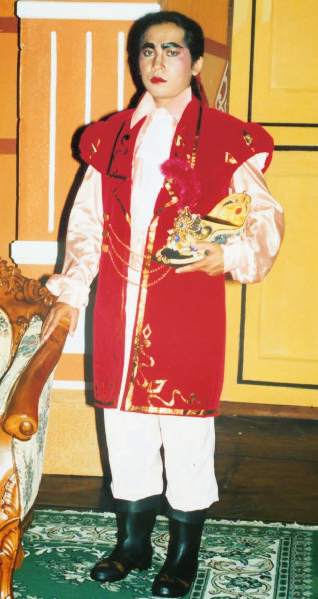 belajar seni menyenangkan : Tata Rias Dan Tata Busana