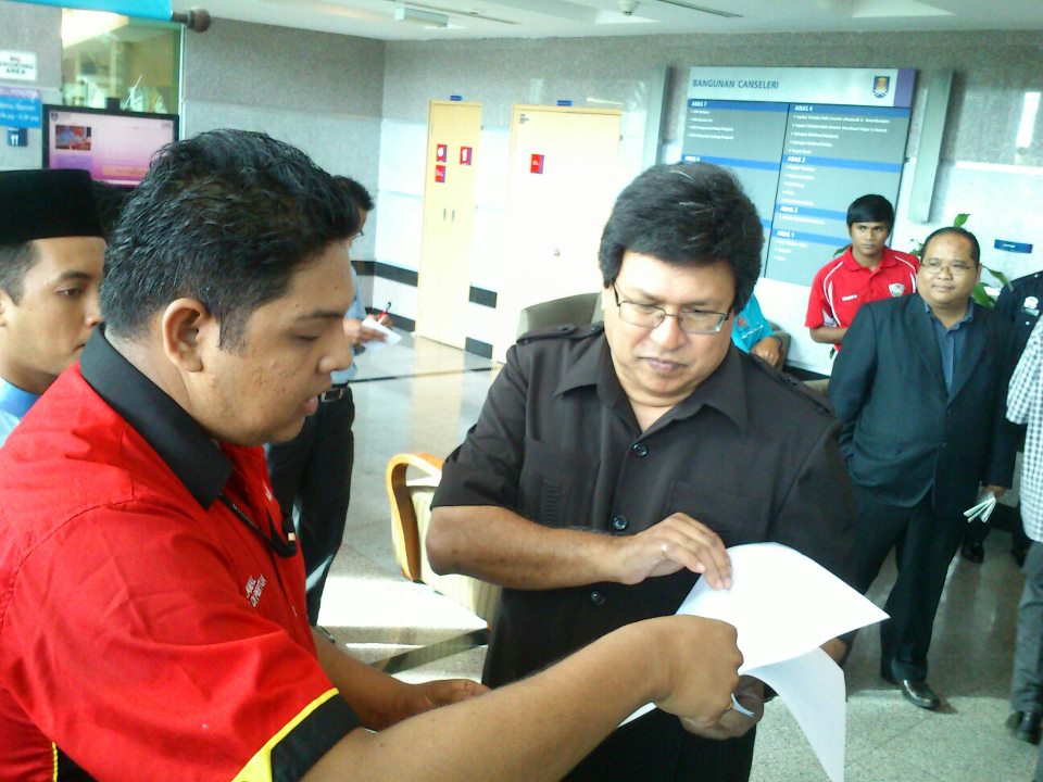 Middle Voices: Khalid Ismath LAGI; TATATERTIB