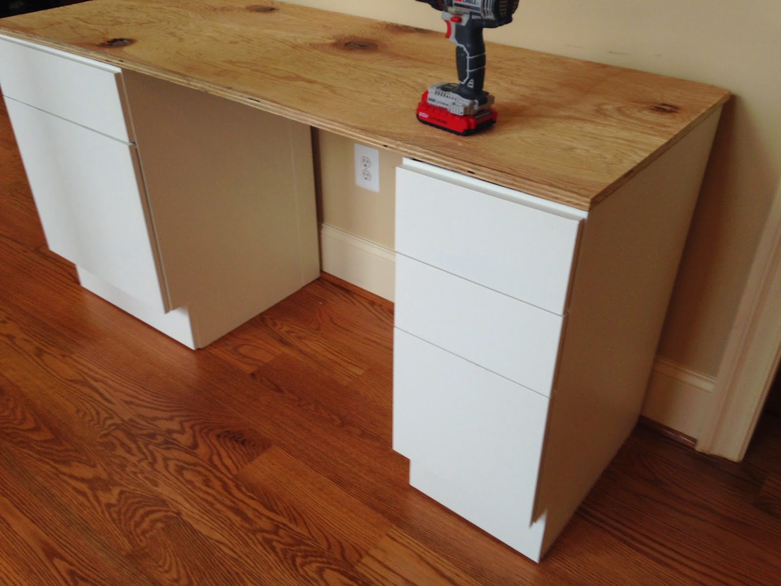Lipstick and Sawdust: DIY Desk Tutorial