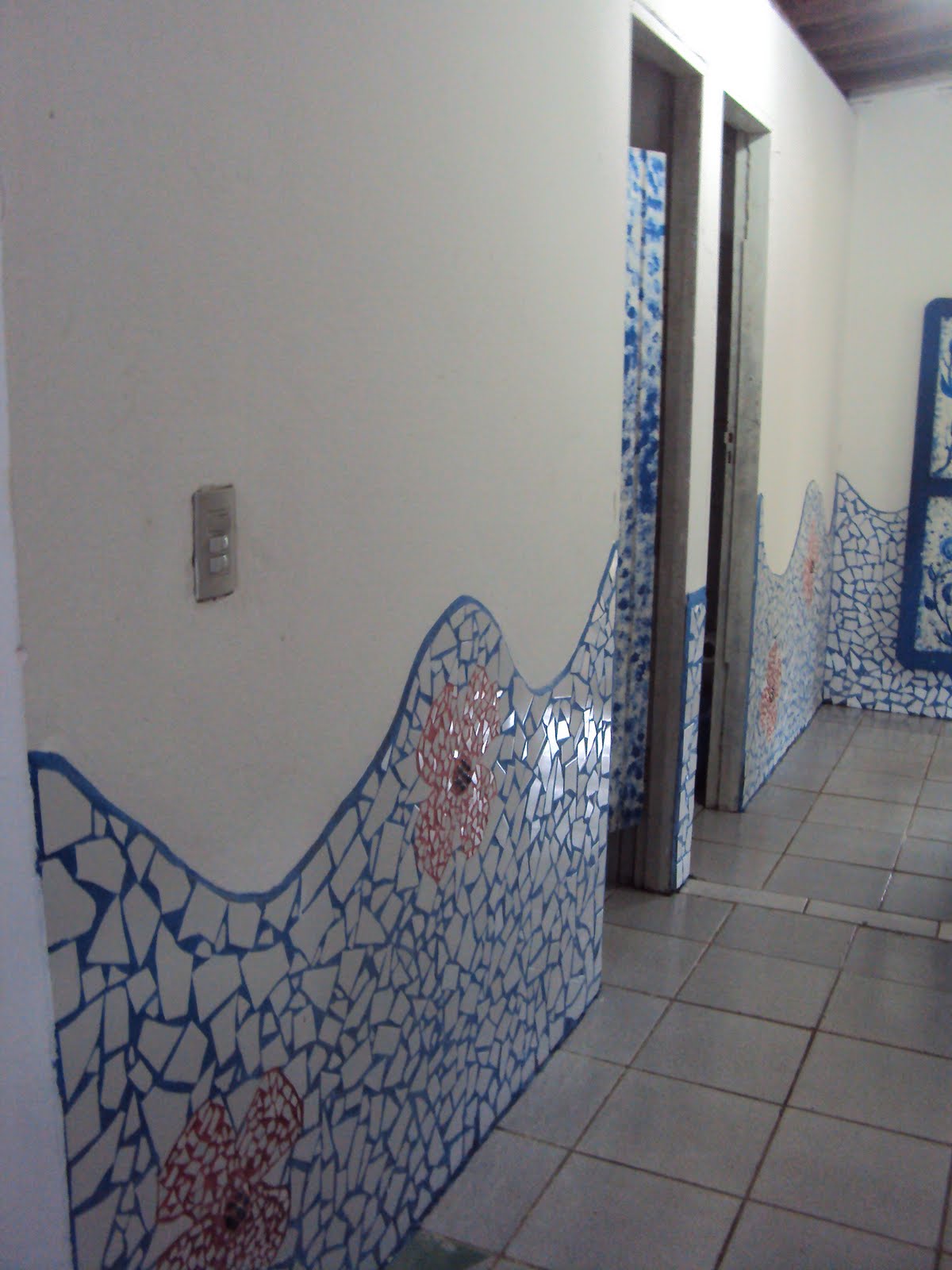 Ateliê das Oliveiras: Mosaico de azulejo em parede