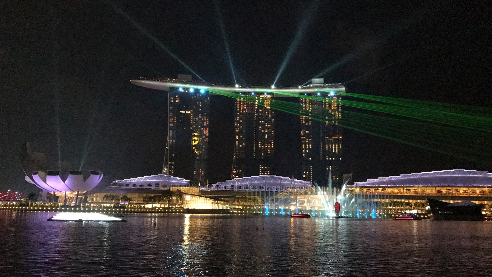 การแสดง MBS Wonder Full – Light & Water Spectacular