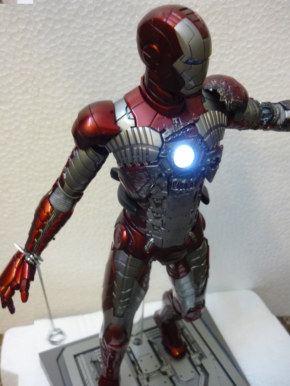 FIGURE & COLLECTION: IRON MAN: MARK V