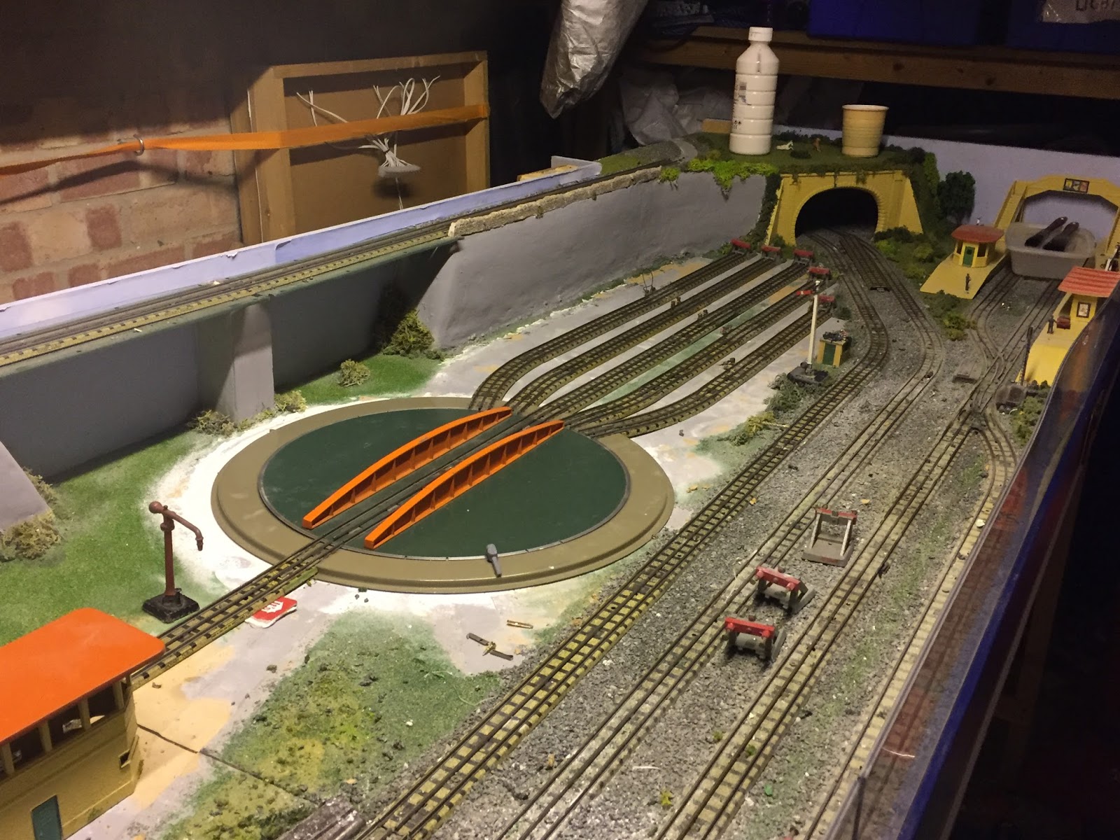 Hornby Dublo 3 Rail: Installing the turntable - part one