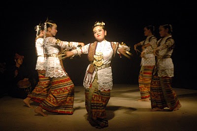 TARI TRADISIONAL: Tari cangget