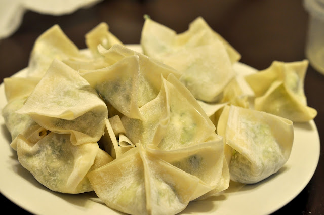 Chronicles of a Foodie: Broccoli & Cheese-y Cheese Wontons