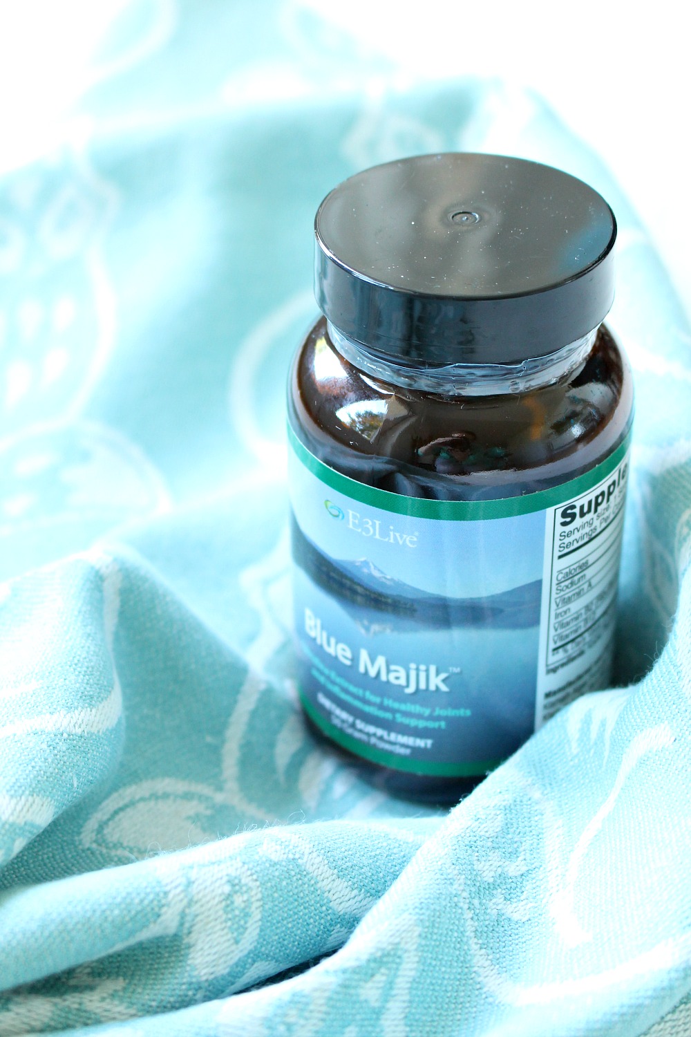 How to Make A Naturally Turquoise Smoothie Bowl | Dans le Lakehouse