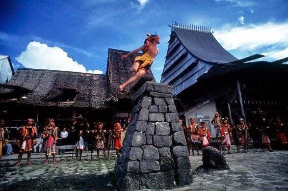 Keunikan Hombo Batu atau Lompat Batu Dari Nias | Uniknya Nusantara ...