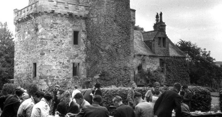 Tour Scotland: Old Photograph Tourists Eating Lunch By Darnick Tower ...