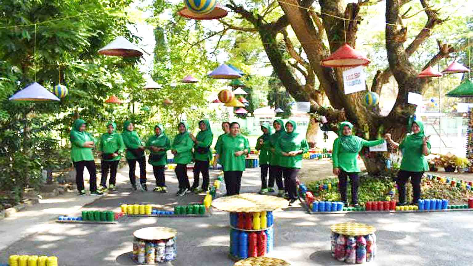 Persit Kodim Polmas Sulap Sampah Jadi Bangku dan Meja Bernilai