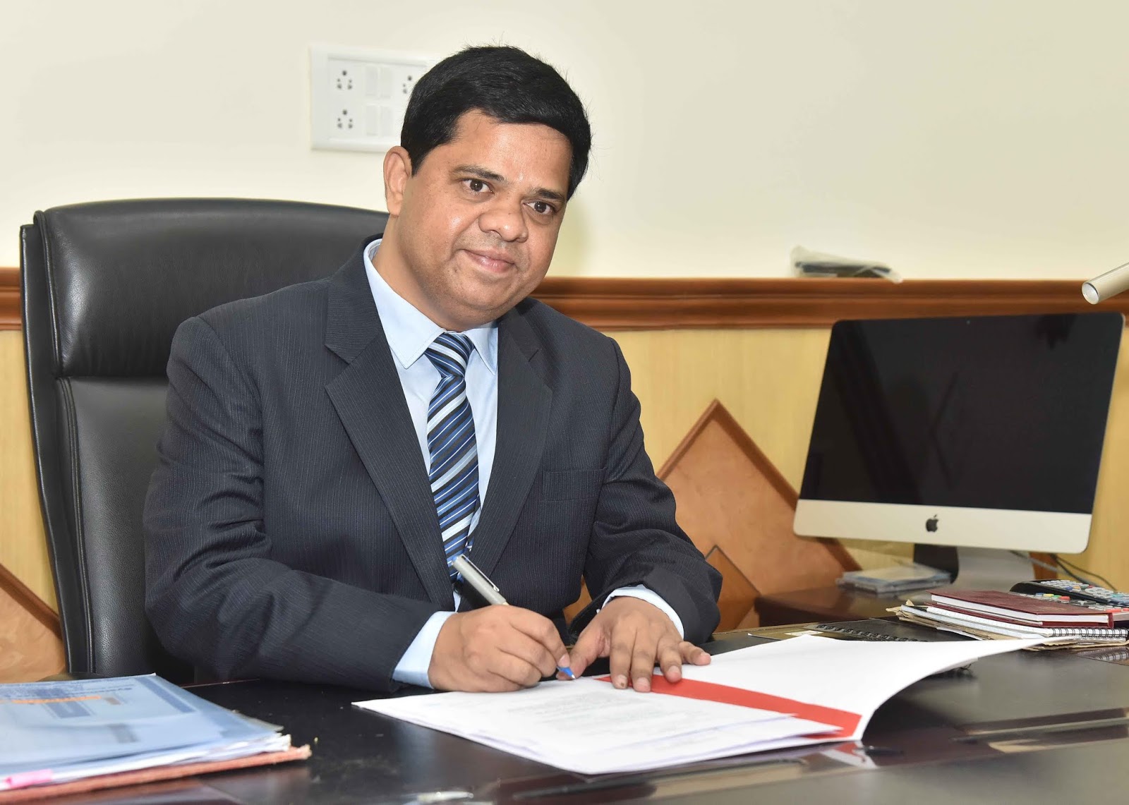 Surendra Mohan takes charge as Secretary to Governor - rspnetwork.in
