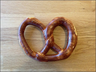 W Krakowie bez zmian: Obwarzanek, precel, a może bajgiel?