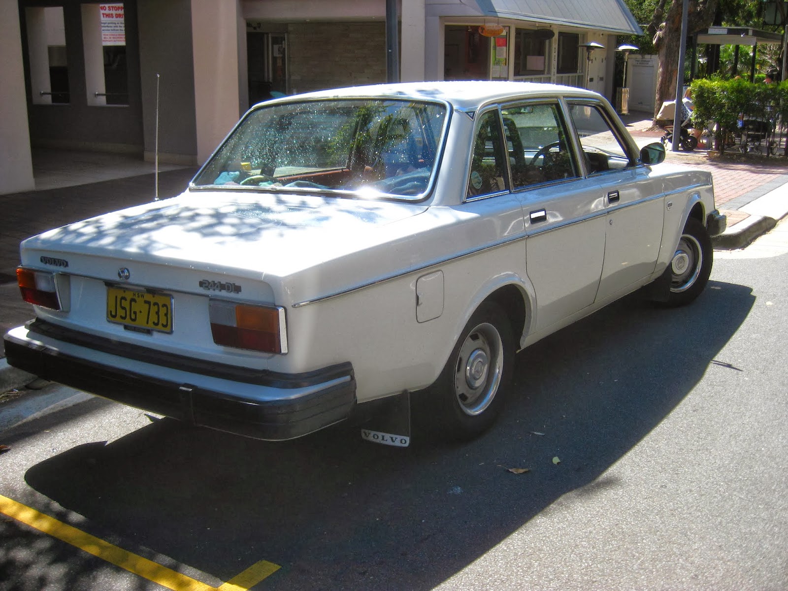 Aussie Old Parked Cars: 1977 Volvo 244 DL