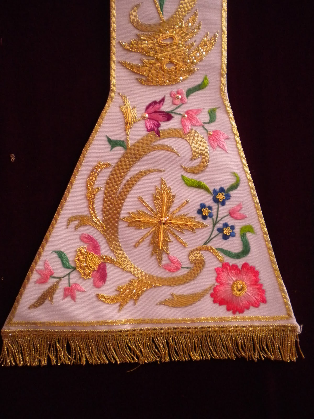 Taller de bordado Sebastián Marchante: Estola bordada en oro y sedas