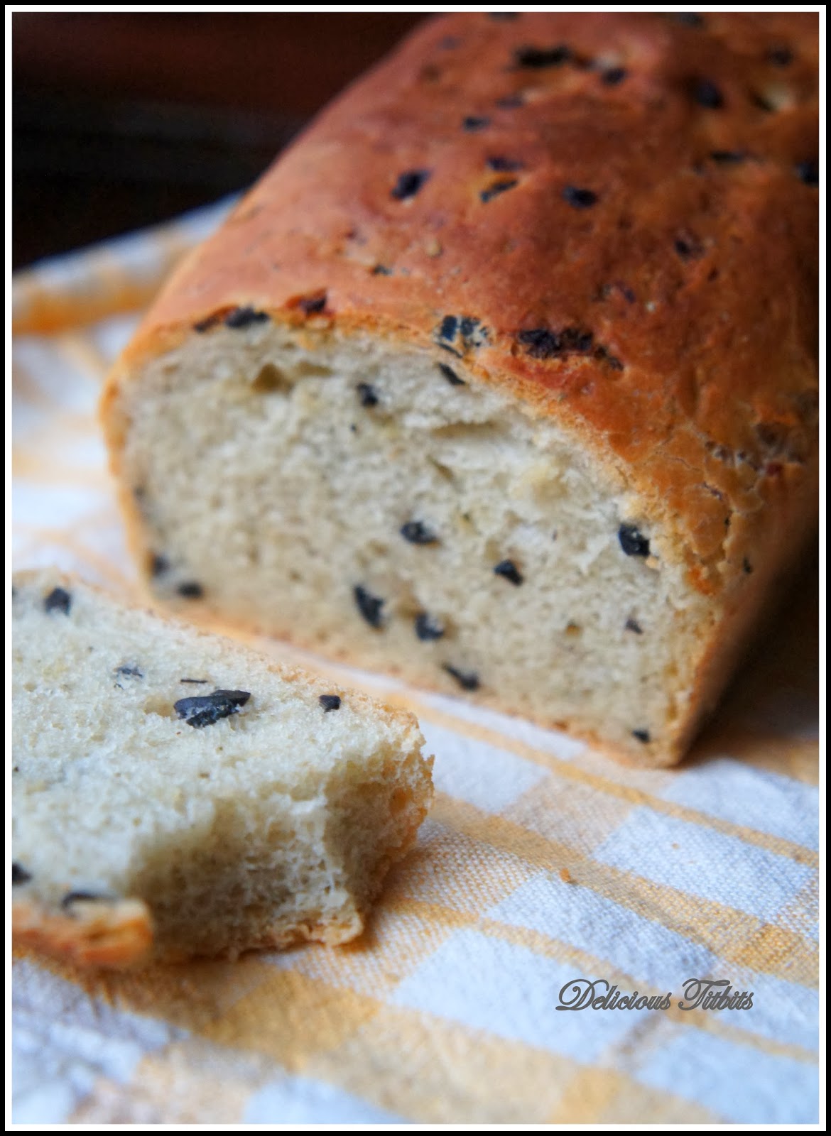 Delicious Titbits: Chleb z cebulką i oliwkami