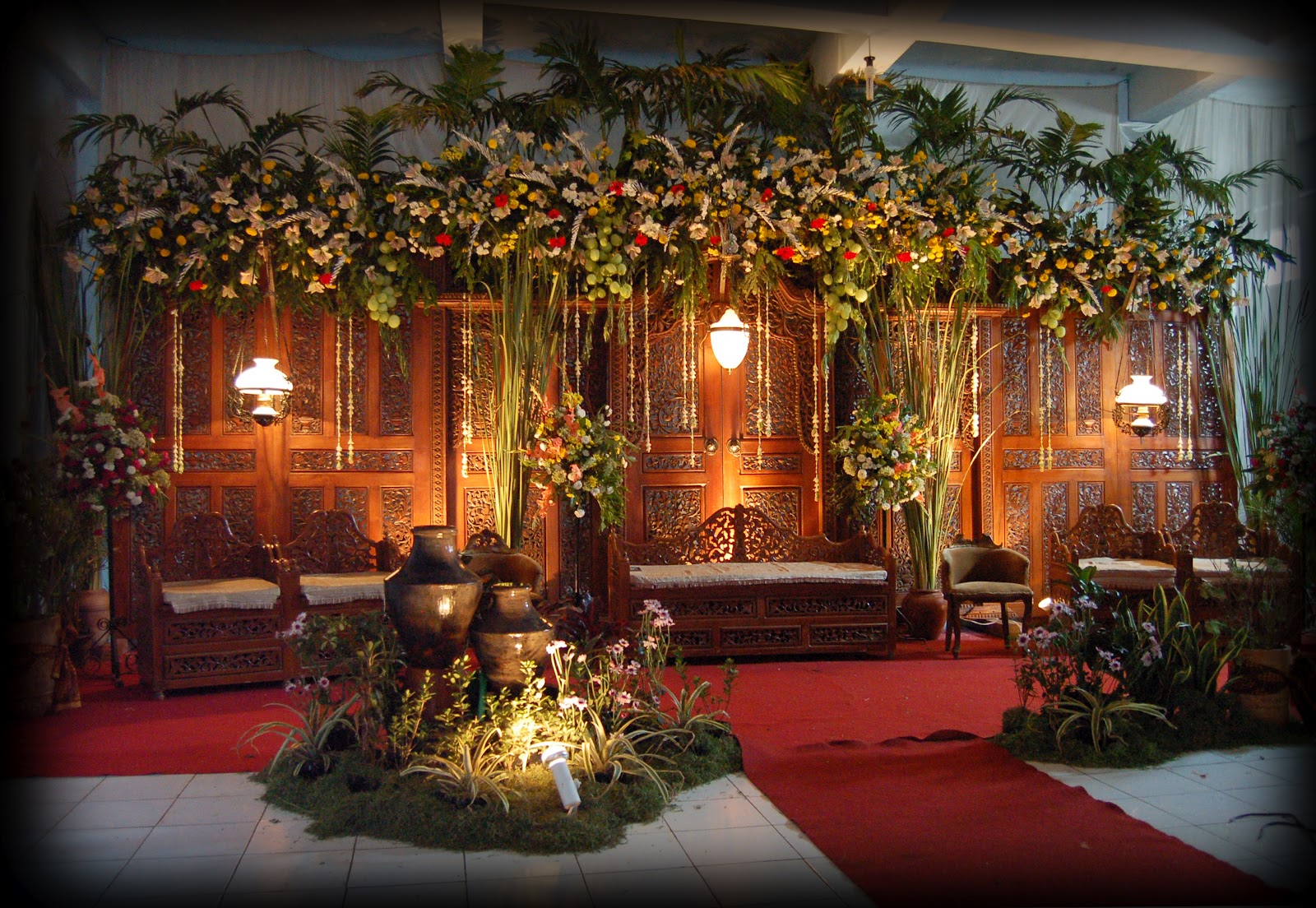 BUNGA DEKOR: DEKORASI MOTIF TRADISIONAL DI GEDUNG