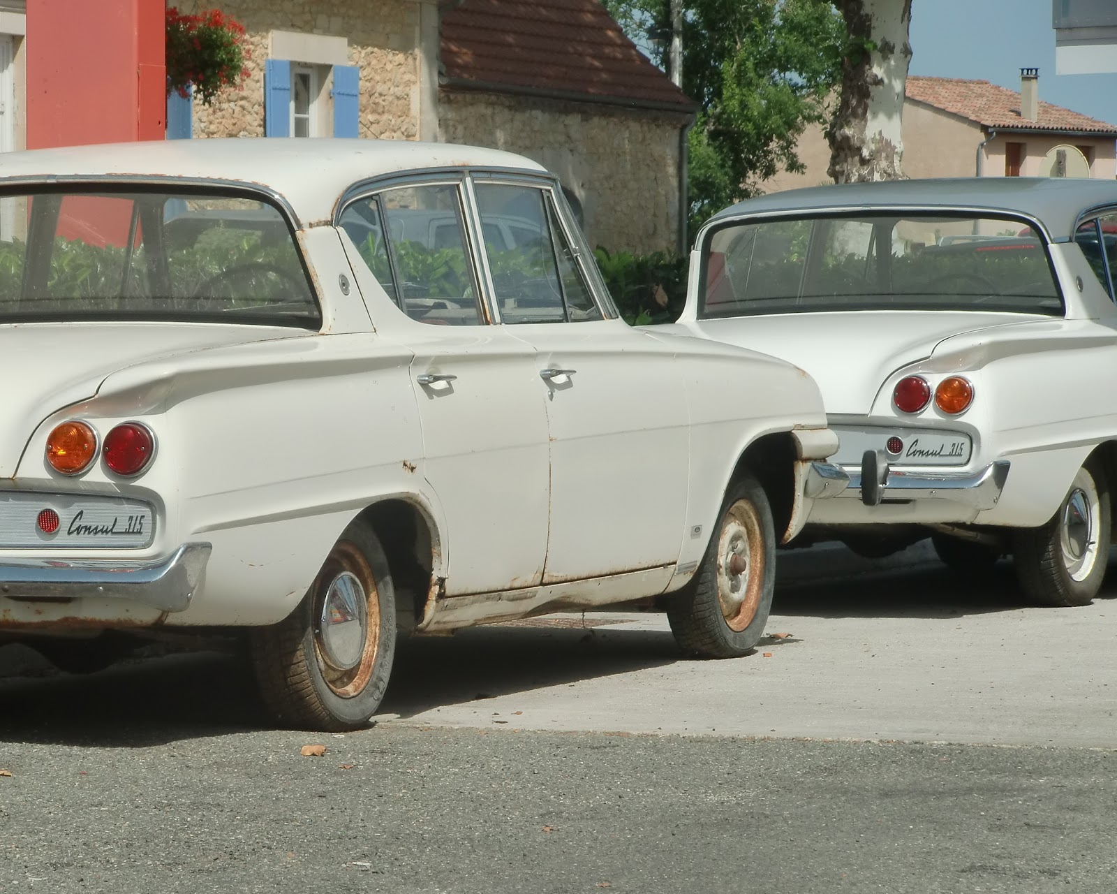 BACKWARD-SLANTED REAR WINDOW: (chance)