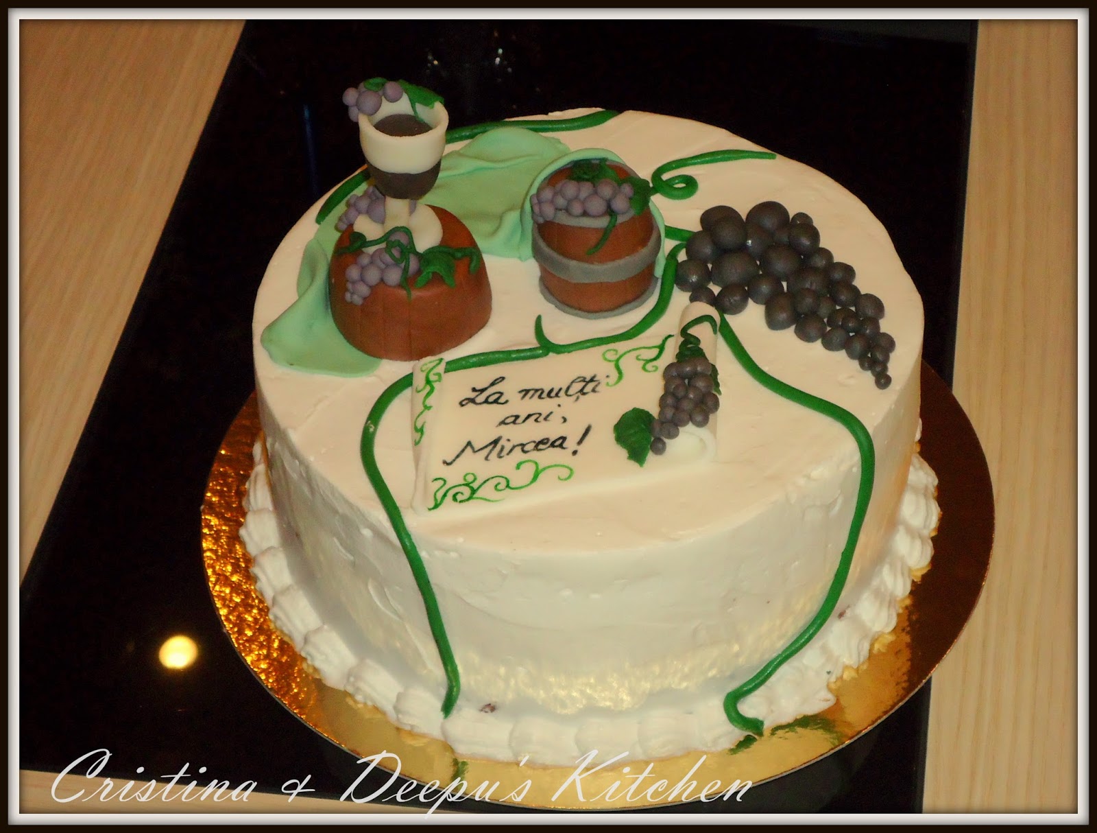 Cristina & Deepu's Kitchen: Tort decor struguri / Grapes cake decoration