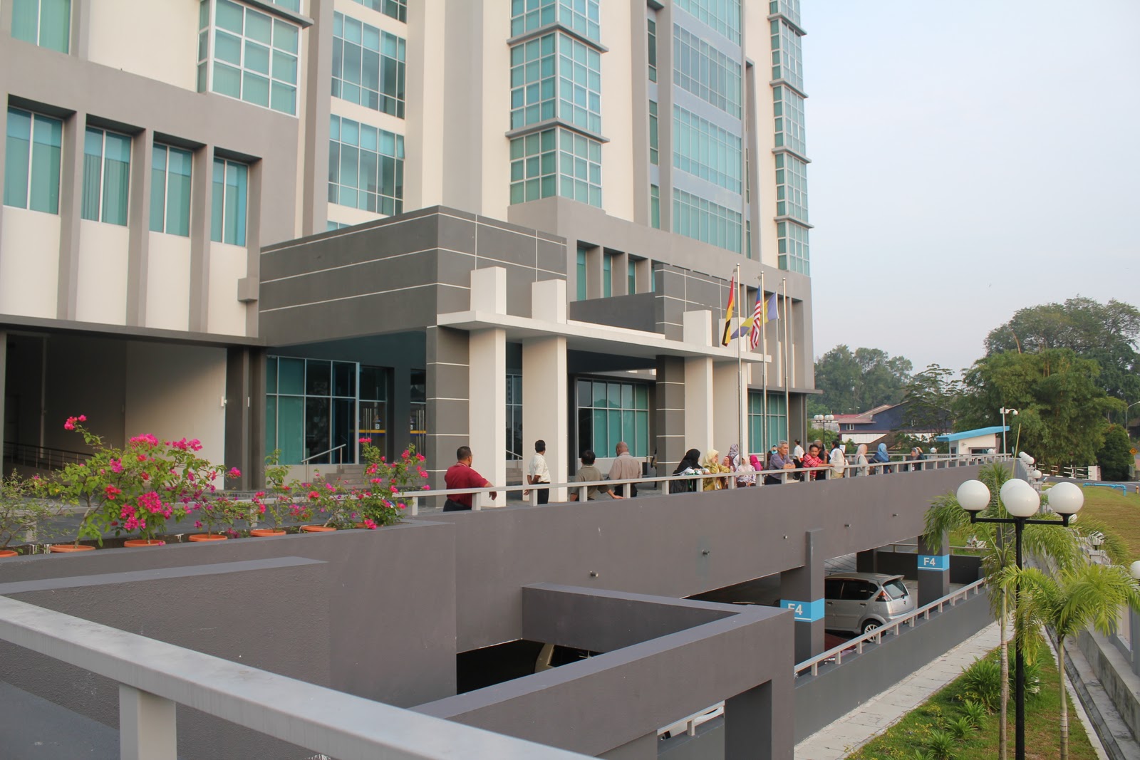 Lidah Kita Banyak Cakap: AKADEMI PERCUKAIAN MALAYSIA KUCHING