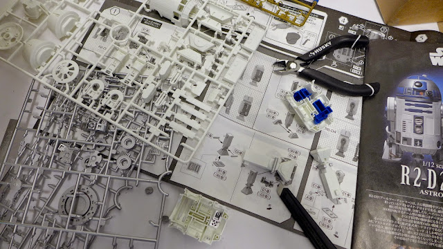 Customtecture: Bandai R2-D2 Model Kit (Black Series Comparison)