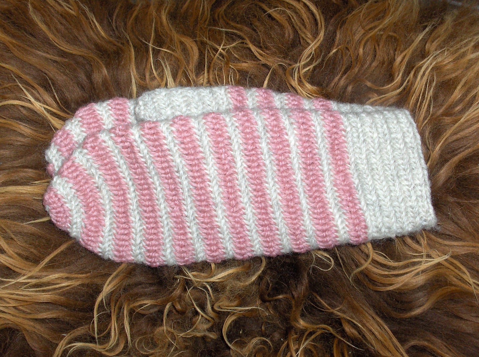 Møyfrid: Votter og lue i kombinasjonsteknikk