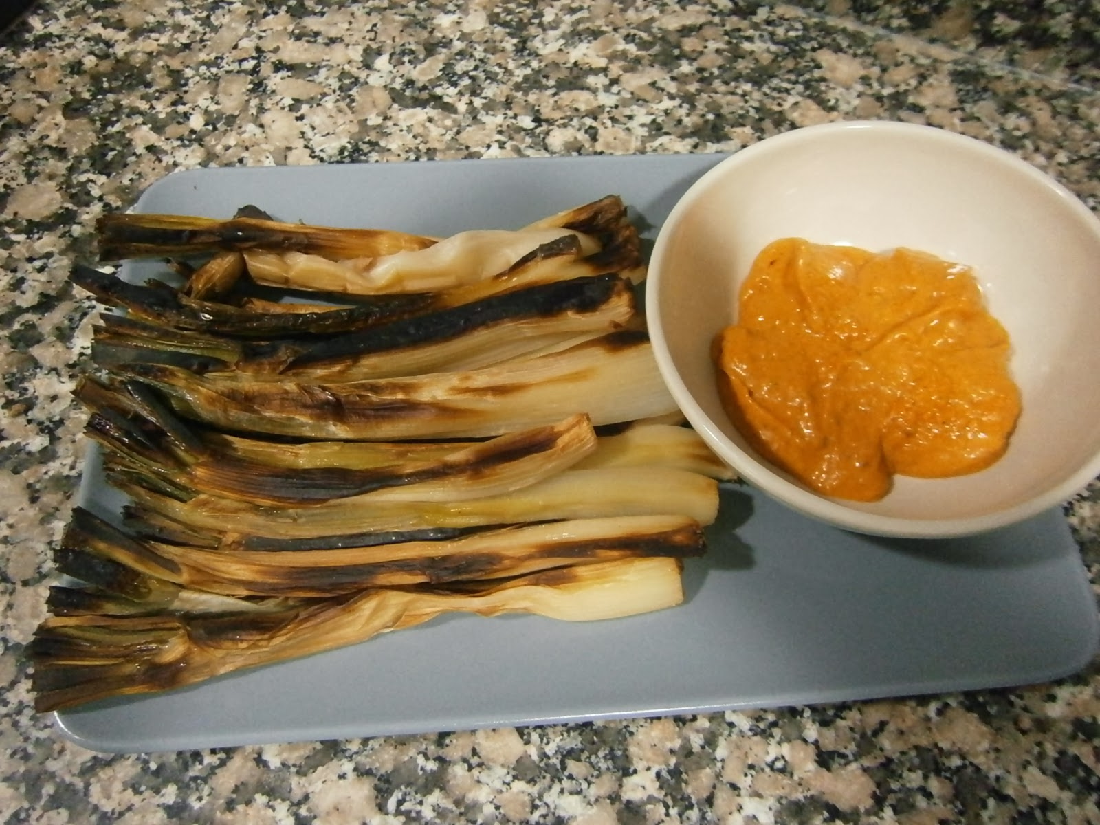 OSUKAA IS COOKING: CALÇOTS AL HORNO / CALÇOTS (SPRING ONIONS) BAKED