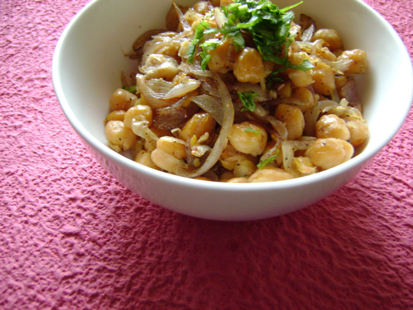 Chickpea salad in rice paper cups - Love is in my Tummy