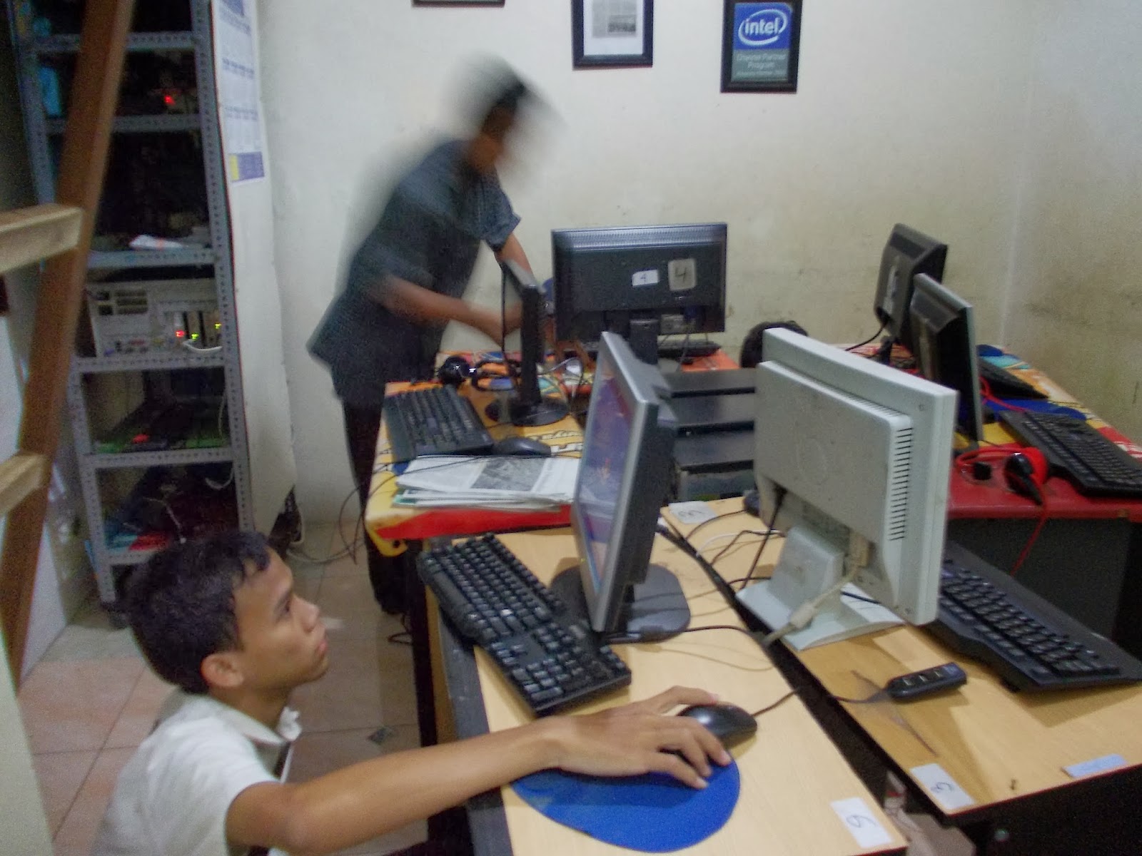 Sedang melakukan pemeliharaan komputer di warnet game online PJK