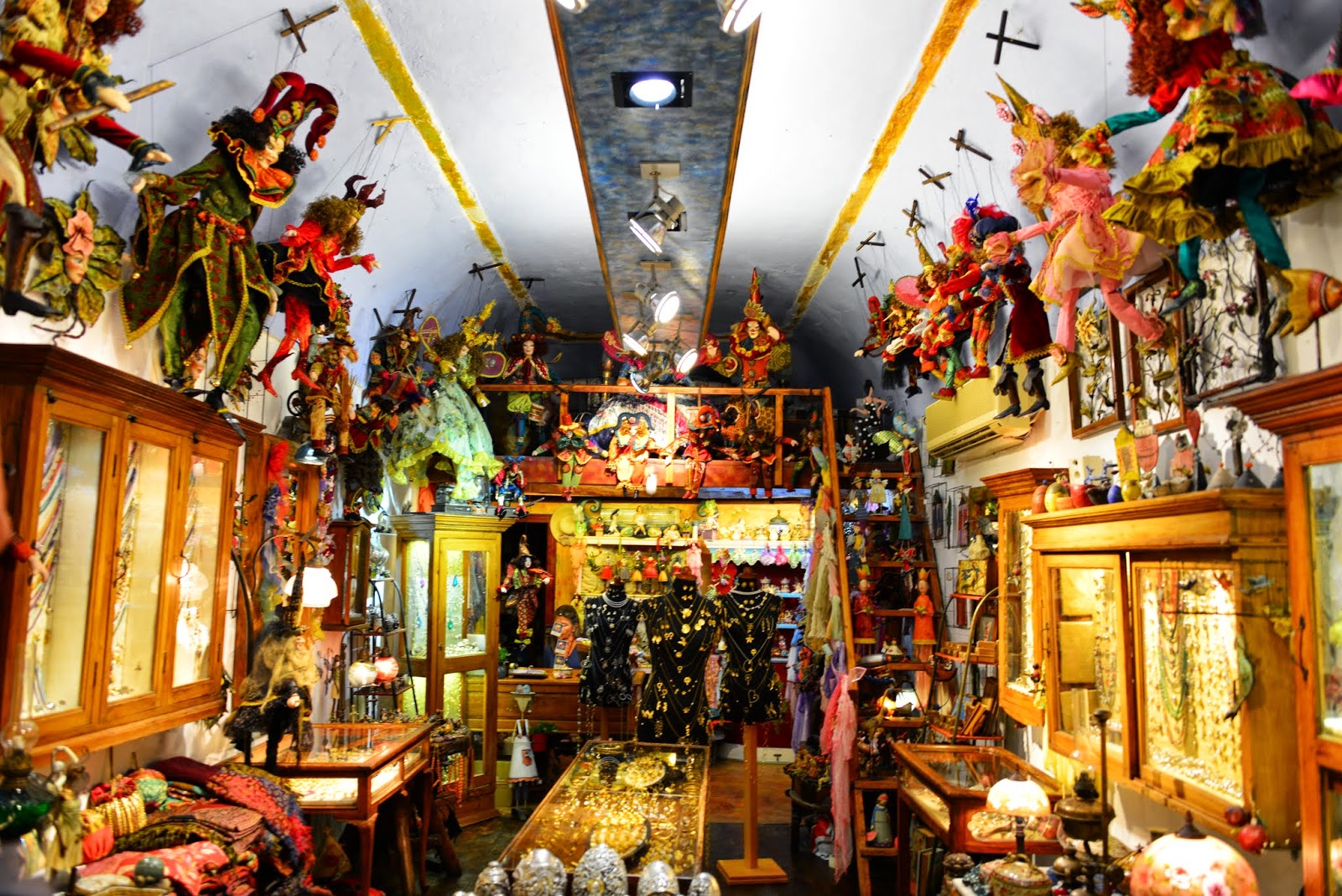 Goboogo : Creepy puppet store in Santorini