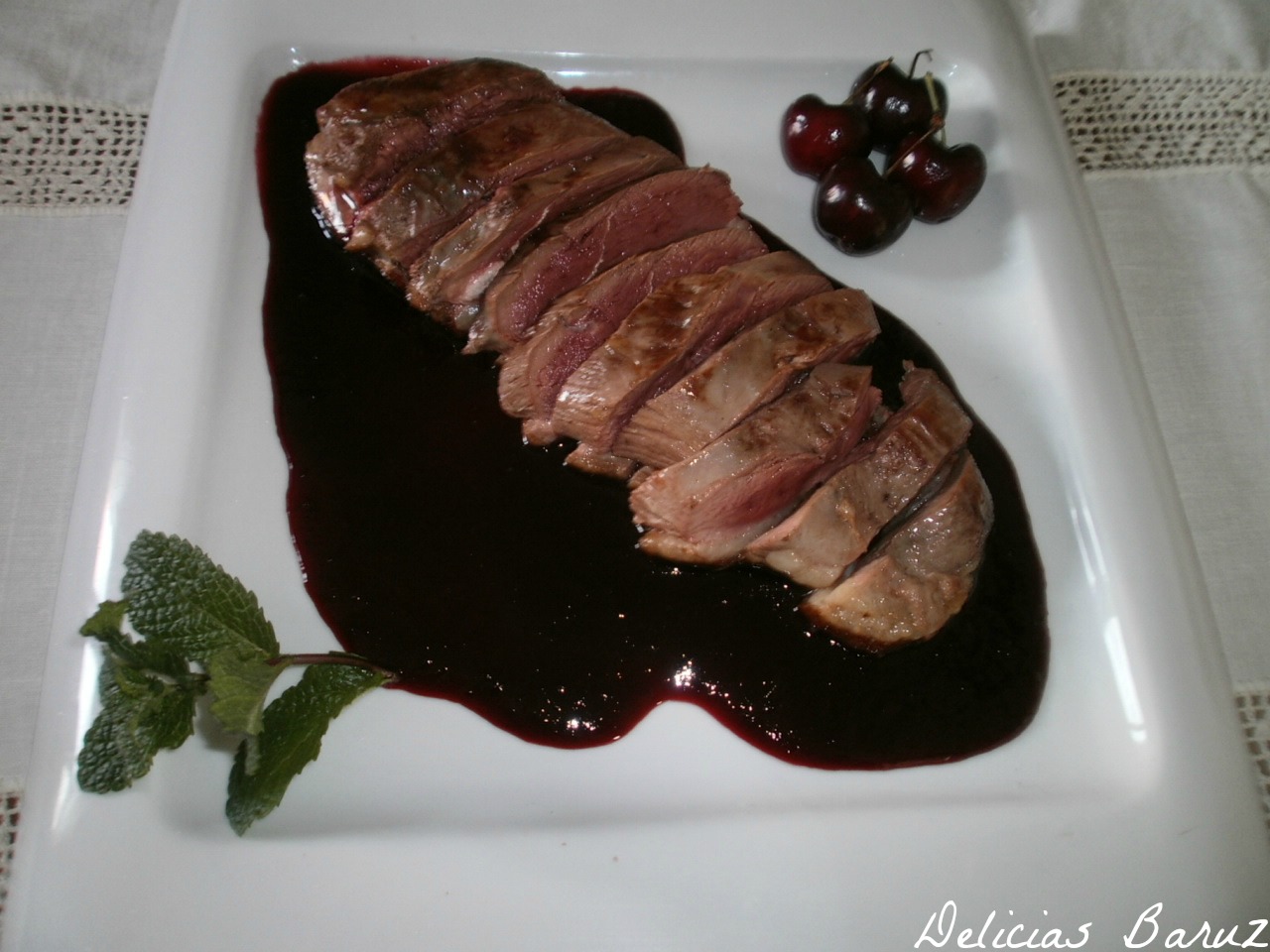 Delicias baruz: MAGRET DE PATO CON SALSA DE CEREZAS