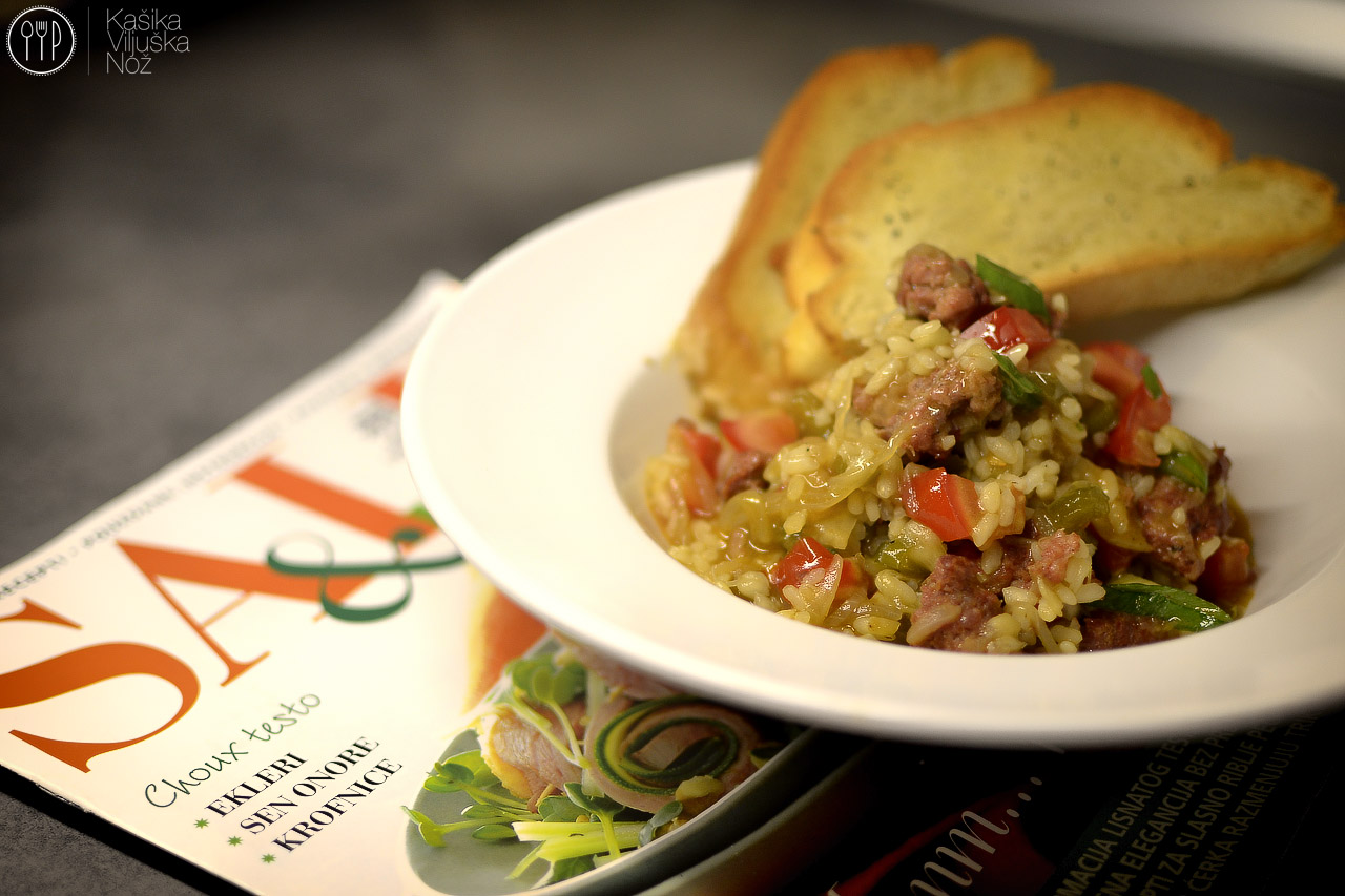 KašikaViljuškaNož: Roštiljska kobasica sa rižom, povrćem i bijelim vinom