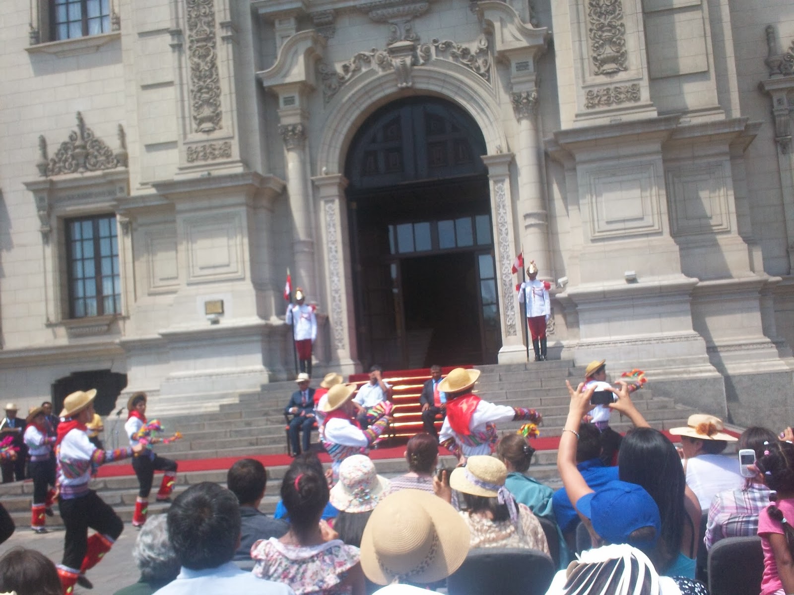 JAJAYLLARSH LA VIDA !...: MASMA EN PALACIO DE GOBIERNO...