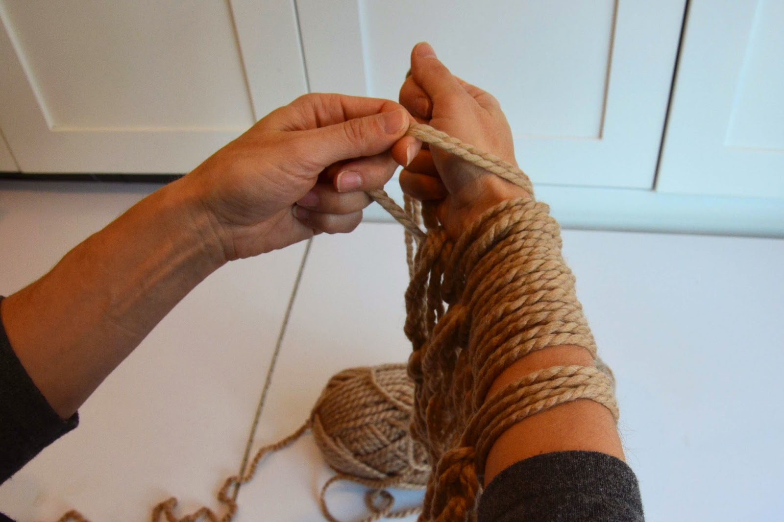 Aesthetic Nest: Knitting: Arm Knit Infinity Cowl (Tutorial)