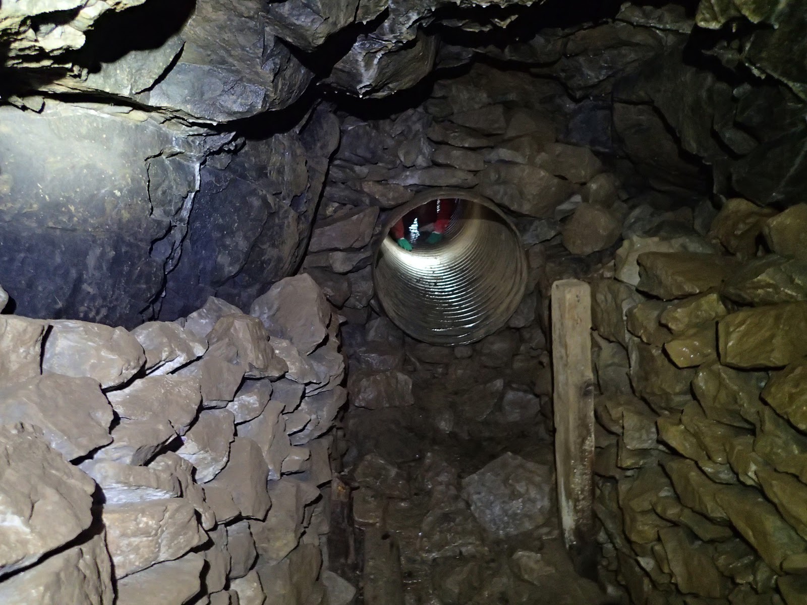 Dudley Caving Club: Wapping Jugs But No Peaking