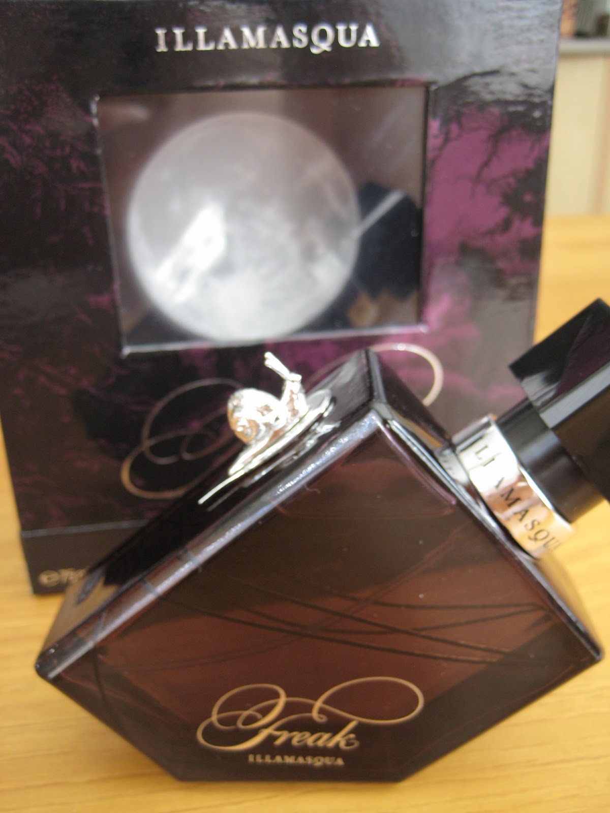 Hot Mama Monday: Illamasqua Freak Perfume Review